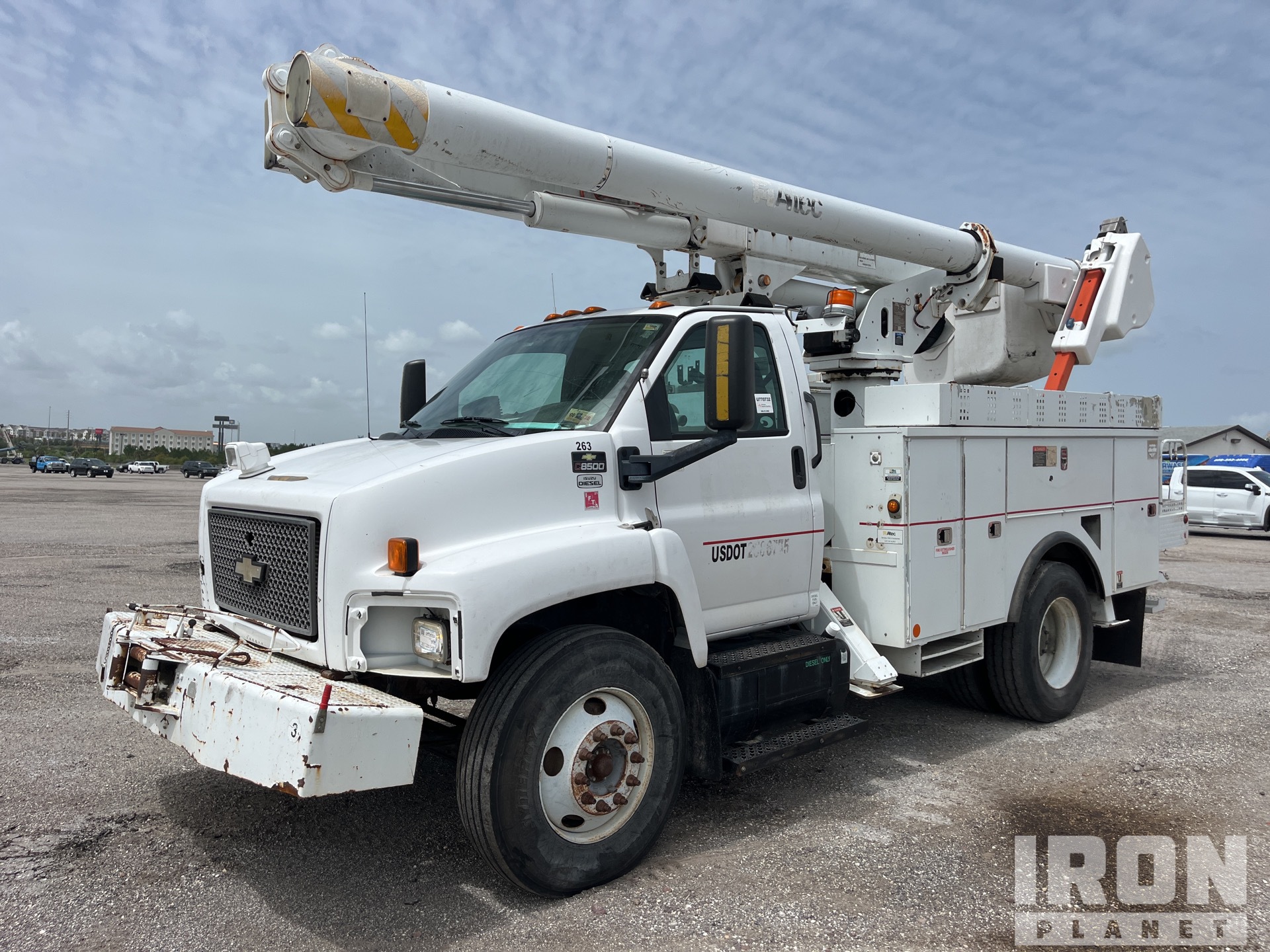 Altec L42M 42 ft on 2008 Chevrolet C8500 4x2 Piattaforma autocarrata ...