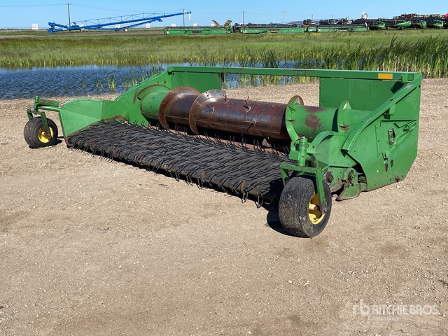 1992 John Deere 914 14 ft Combine Pickup Header | Ritchie Bros. Auctioneers
