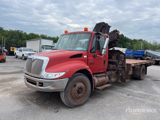 2002 Hiab 166B-3 CL 4700 kg Articulated Boom on 2004 International 4300 SBA 4x2 Boom Truck ...