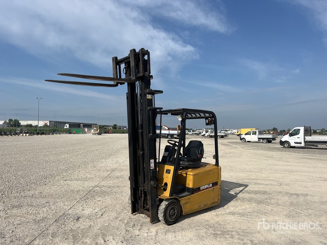 2001 Cat EP16KT 1600 kg Electric Forklift | Ritchie Bros. Auctioneers