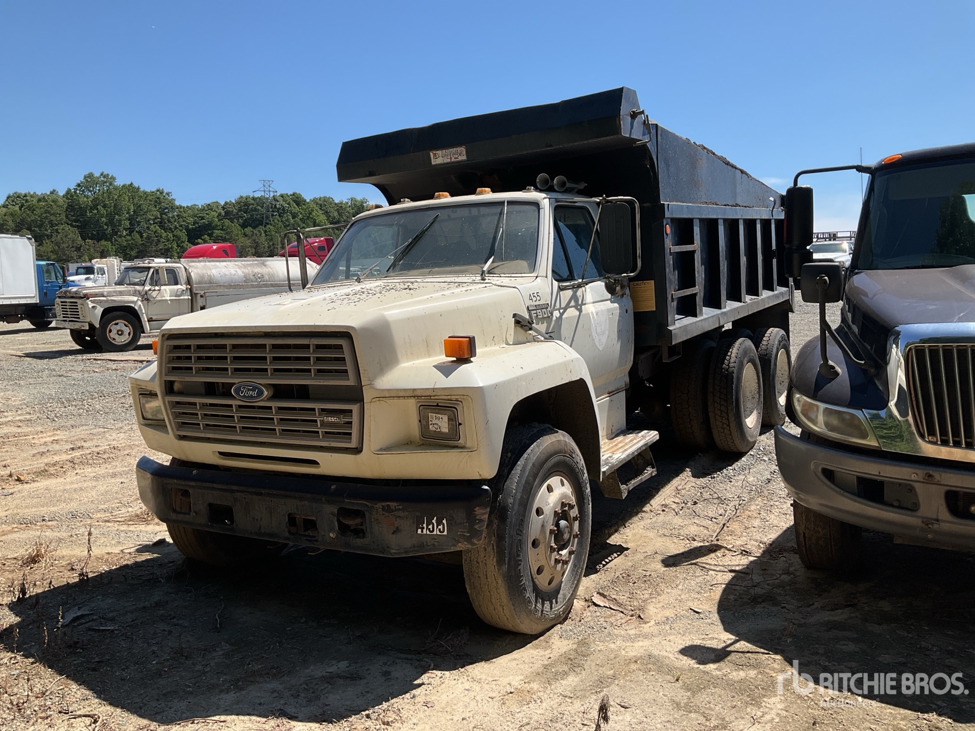 1992 Ford F900 6x4 T/A Dump Truck (Inoperable) | Ritchie Bros. Auctioneers