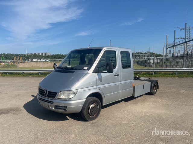 Mercedes-Benz Sprinter 4x2 S/A Day Cab Truck Tractor | Ritchie Bros ...