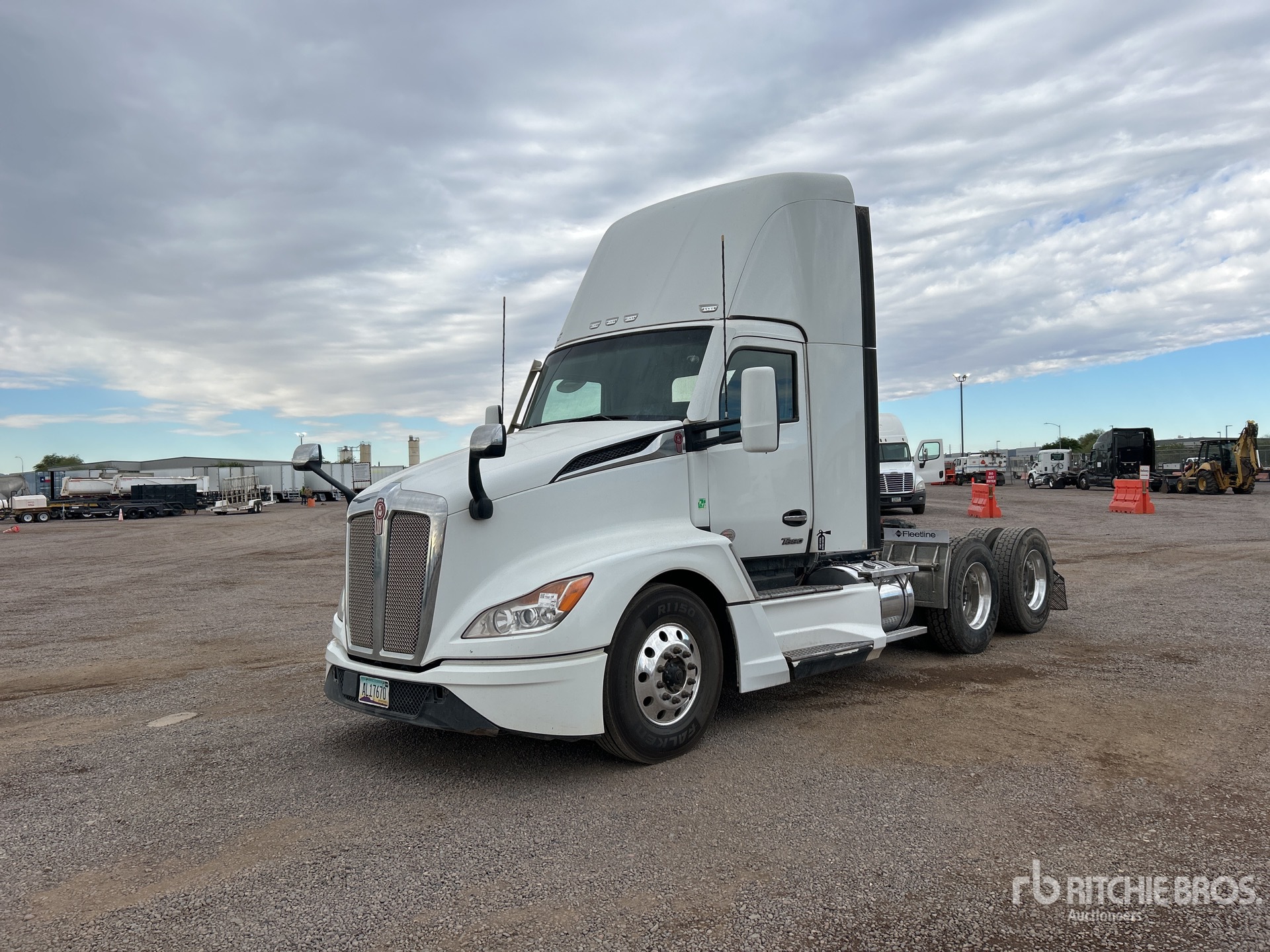 2019 Kenworth T-680 6x4 Cabeza Tractora Cabina Corta | Ritchie Bros ...
