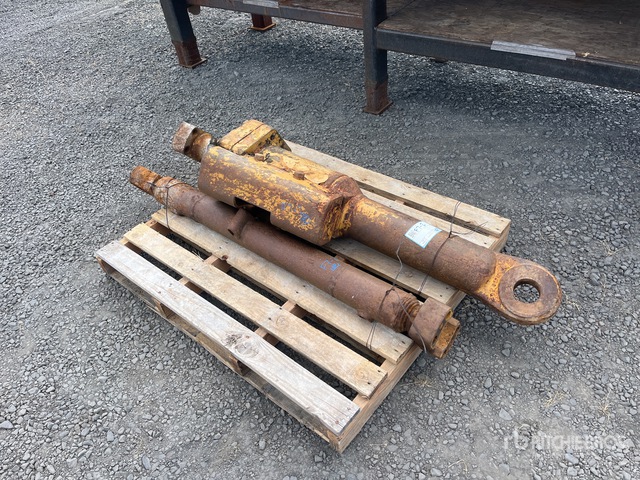 Tilt Cylinder and Support Arm Dozer Attachment | Ritchie Bros. Auctioneers