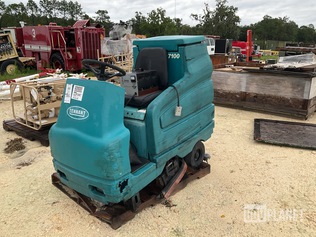 Surplus Tennant 7100 Floor Scrubber in Lake Butler, Florida, United ...