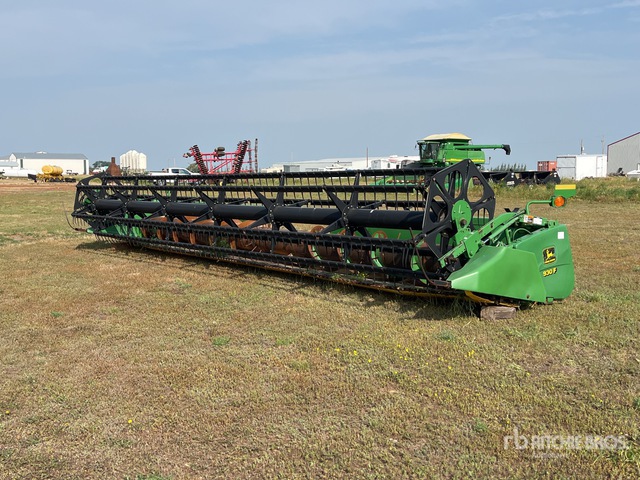 2001 John Deere 930F 30 ft Flex Combine Header | Ritchie Bros. Auctioneers