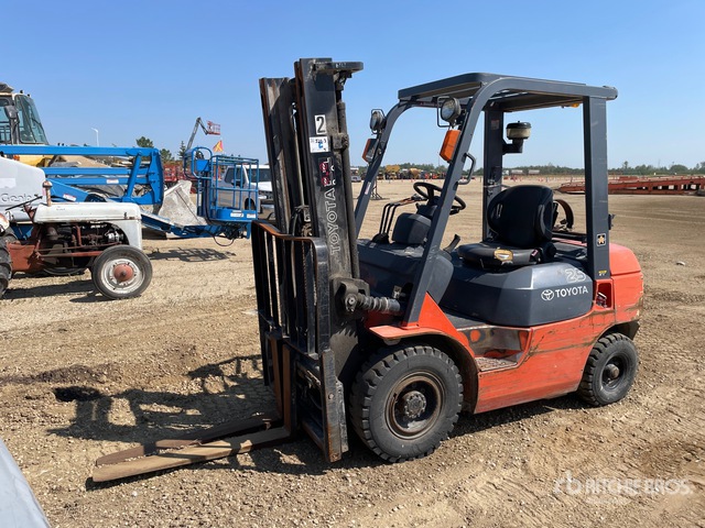 2004 Toyota 7FGU25 4900 lb Pneumatic Tire Forklift (Inoperable ...