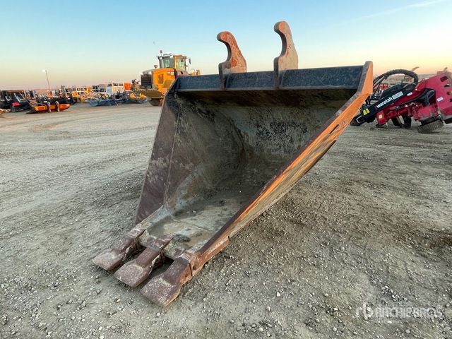 Accurate 30 in Q/C V-Ditching Excavator Bucket - Fits Hitachi 470 ...