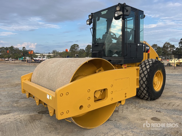 2011 Cat CS-533E Smooth Drum Compactor | Ritchie Bros. Auctioneers