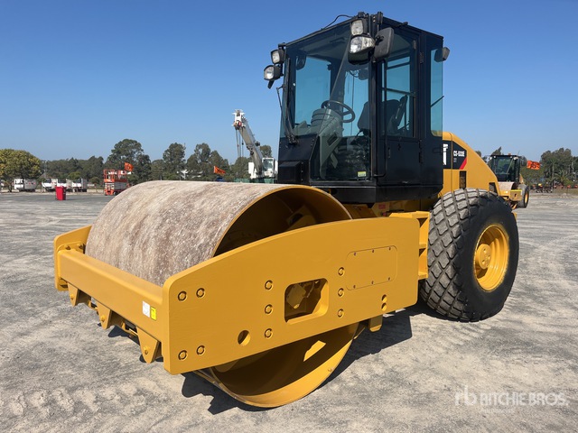 2011 Cat CS-533E Smooth Drum Compactor | Ritchie Bros. Auctioneers