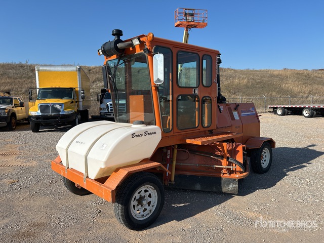 2015 Broce KR-350 Self-Propelled Broom | Ritchie Bros. Auctioneers