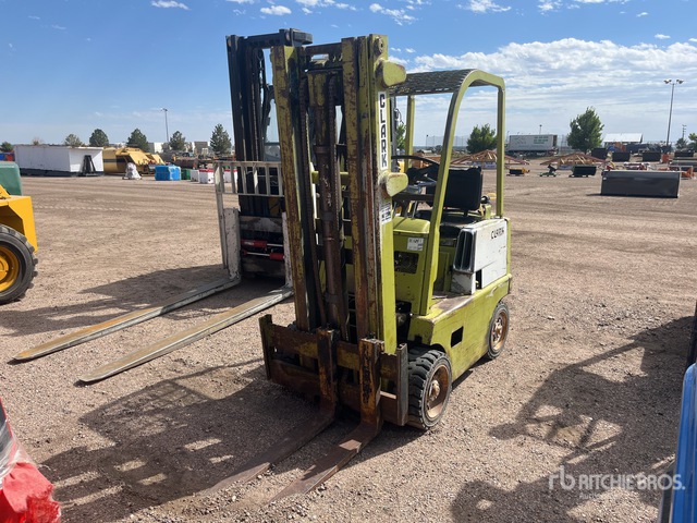 Clark C30B 2550 lb Caretilla de Ruedas de Macizas | Ritchie Bros ...