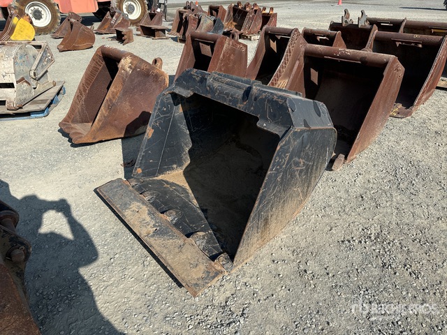 Gradall 48 in Q/C Digging Bucket | Ritchie Bros. Auctioneers