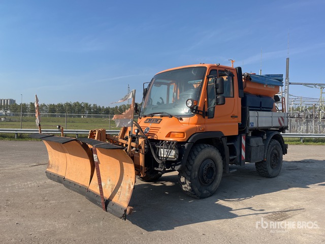 2001 Mercedes-Benz Unimog U400 4x4 Snow Plow Truck | Ritchie Bros ...