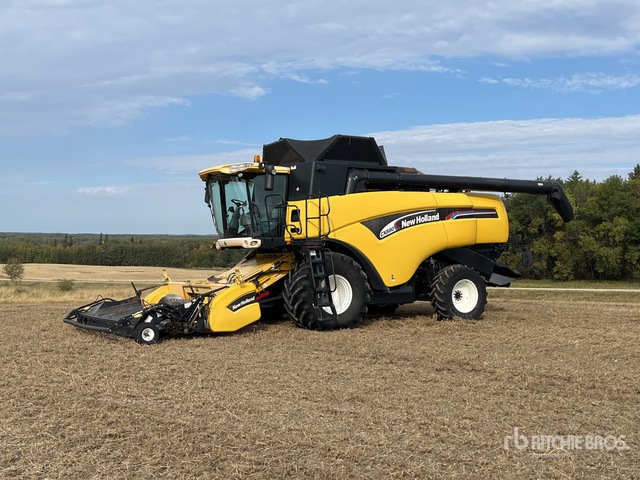 2005 New Holland CX880 Combine Harvester | Ritchie Bros. Auctioneers