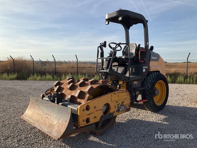 2018 Volvo SD45B Padfoot Drum Compactor | Ritchie Bros. Auctioneers