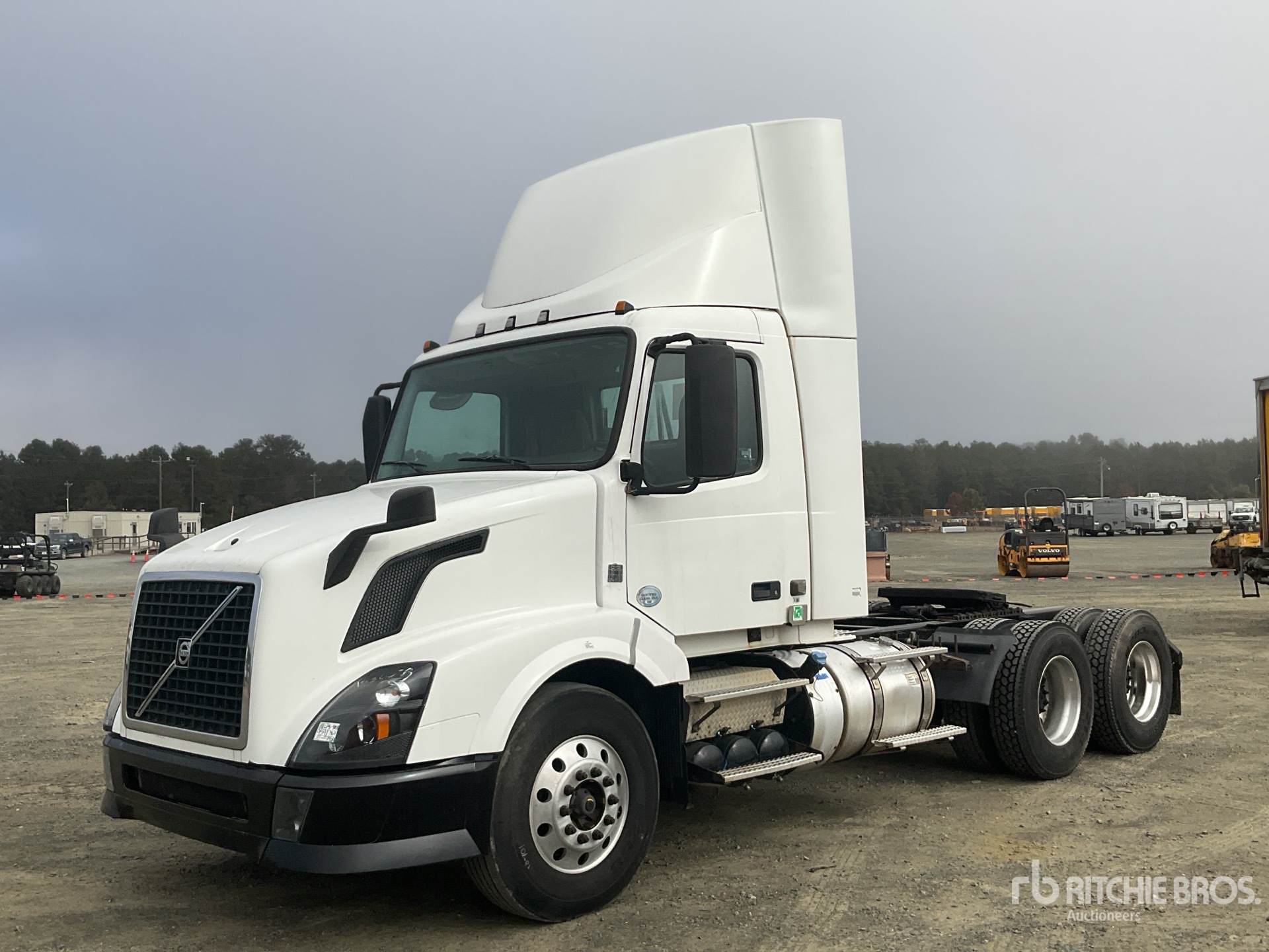 2015 Volvo VNL300 6x4 Cabeza Tractora Cabina Corta | Ritchie Bros ...