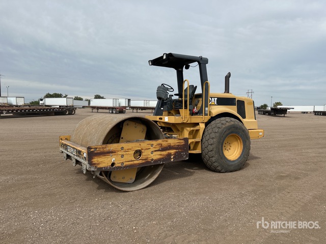 2001 Cat CS-563D Smooth Drum Compactor | Ritchie Bros. Auctioneers
