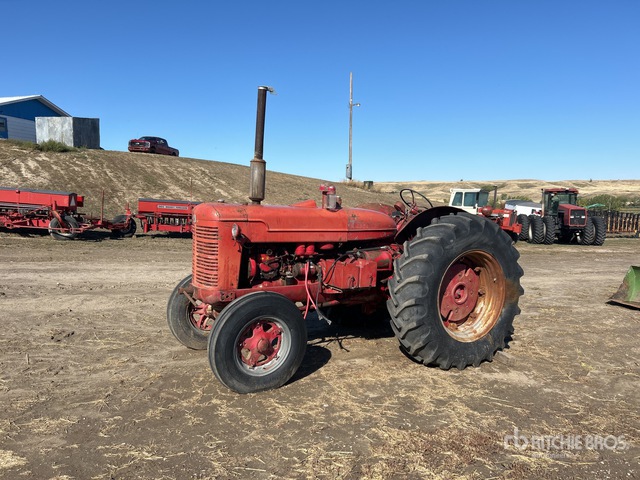 1954 International Super WD9 2WD Wide Front Antique Tractor | Ritchie ...