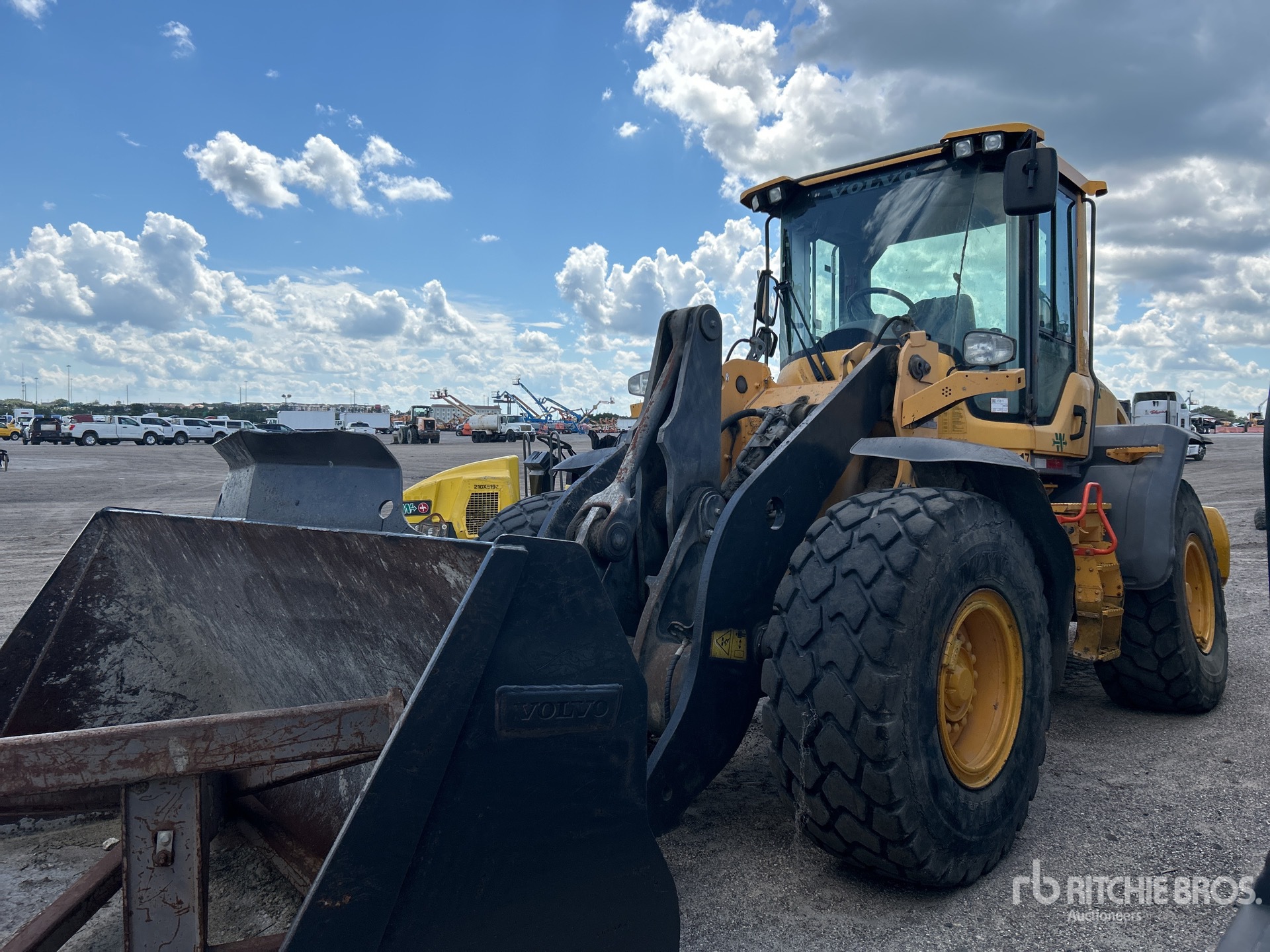 2015 Volvo L90H Wheel Loader | Ritchie Bros. Auctioneers