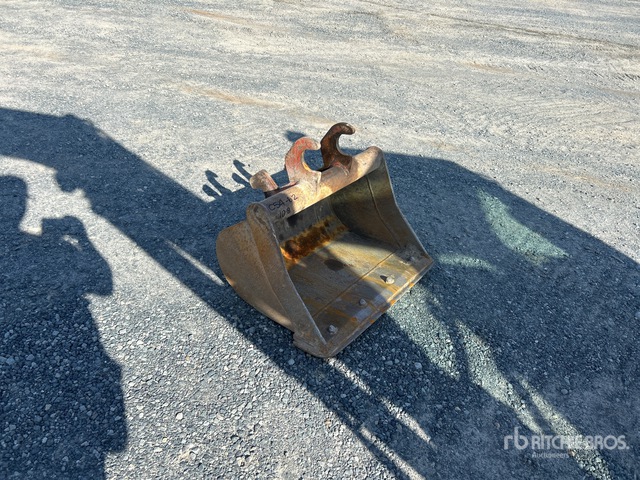 28 in Q/C Cleanup Excavator Bucket - Fits Kubota KX033-4 | Ritchie Bros ...