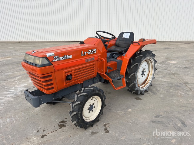 Kubota L1-235DT 4WD Tracteur Utilitaire Utility Tractor | Ritchie Bros. Auctioneers