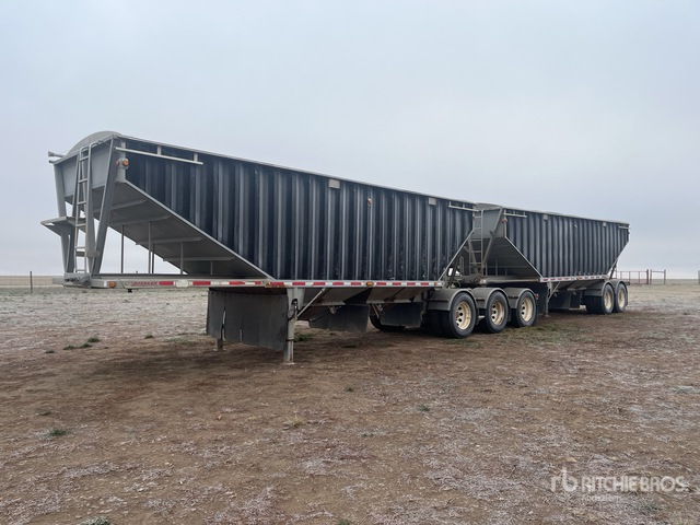 2010 Doepker Super B-Train Grain Trailer | Ritchie Bros. Auctioneers