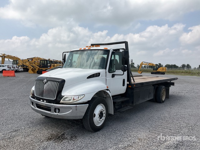 2004 International 4300 SBA 4x2 Camión Con Plataforma Hidráulica ...