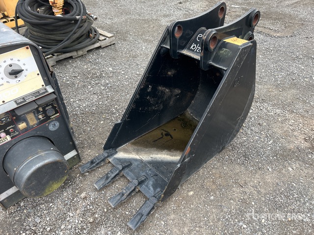 Cat 24 in Digging Backhoe Rear Bucket - Fits Cat 446D | Ritchie Bros ...