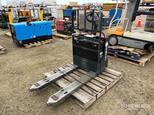 2019 Raymond 8210 4500 lb Electric Pallet Jack | Ritchie Bros. Auctioneers