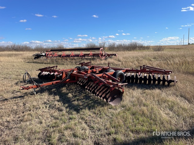 Massey Ferguson 620 20 ft Tandem Breaking Disc | Ritchie Bros. Auctioneers