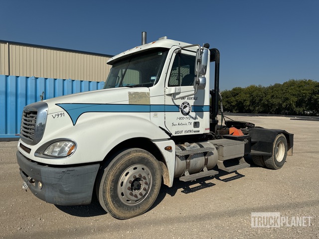 2005 Freightliner Columbia 120 4x2 Winch Truck in San Antonio, Texas ...