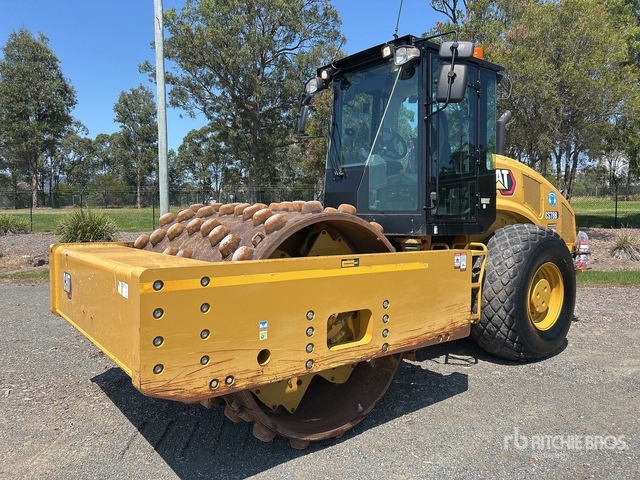 2021 Cat CS78b Smooth Drum Compactor | Ritchie Bros. Auctioneers