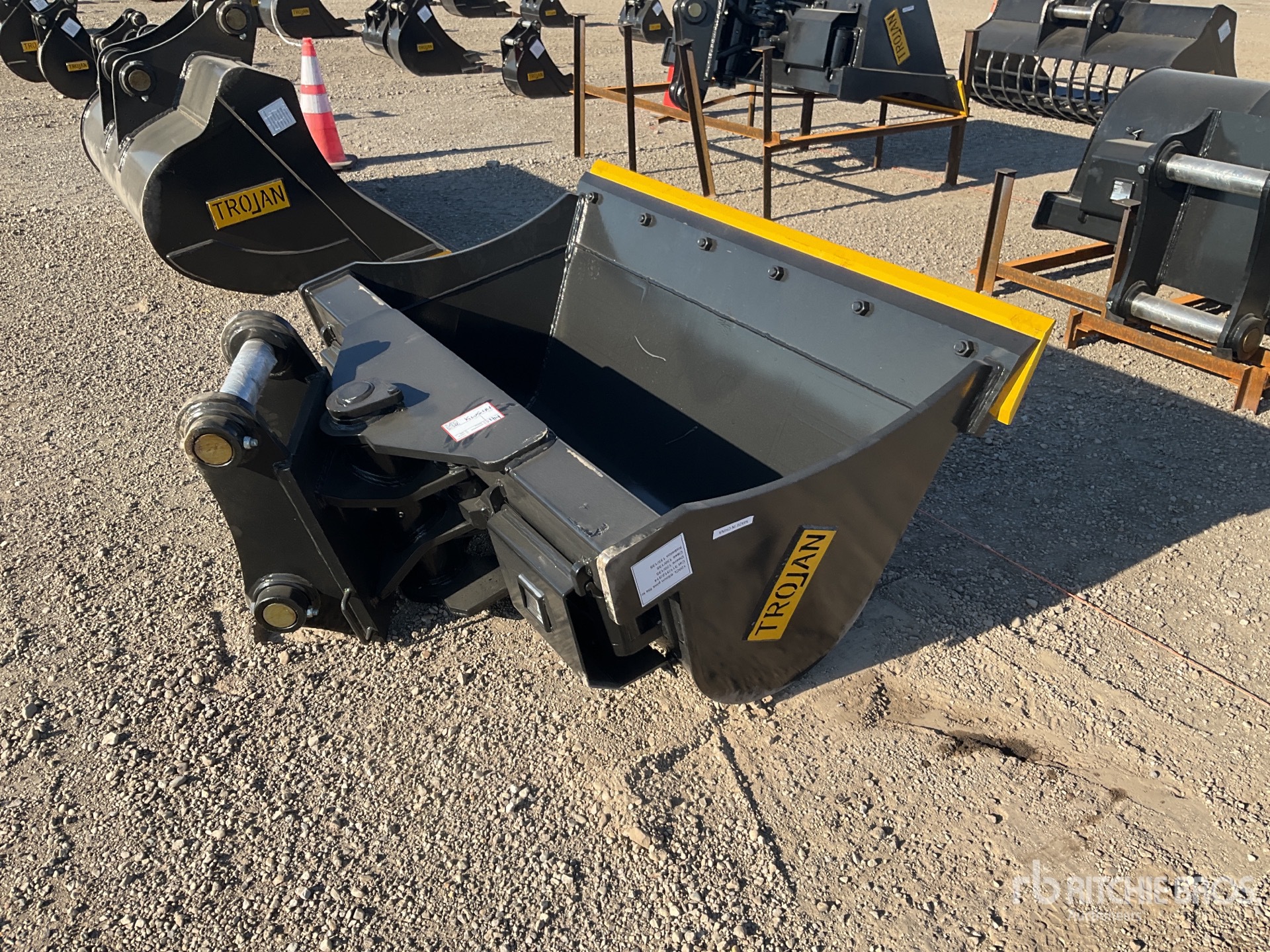 Trojan 120CL 60 in Tilting Excavator Bucket - Fits 65mm Cat 311/312/313 ...
