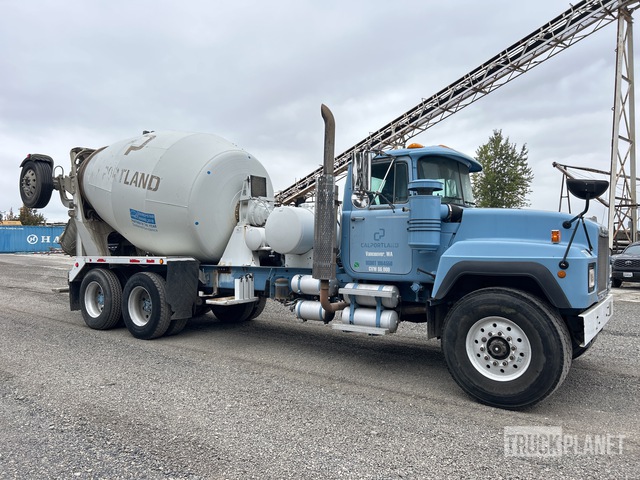 2001 Mack RD690S 8x4 Mixer Truck in Vancouver, Washington, United ...