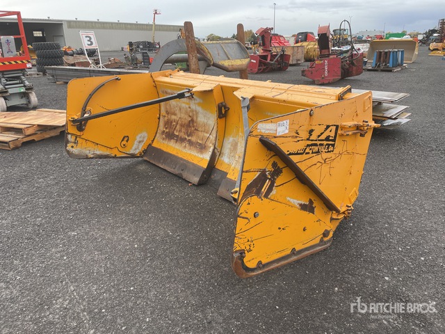 SSTA 8 Ft - 14 Ft Extendable Snow Pusher - Fits Tractor | Ritchie Bros ...