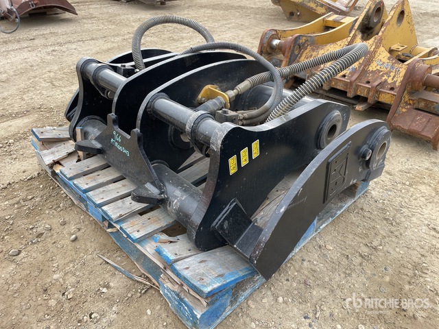 Wheel Loader Quick Coupler - Fits Cat 966 | Ritchie Bros. Auctioneers