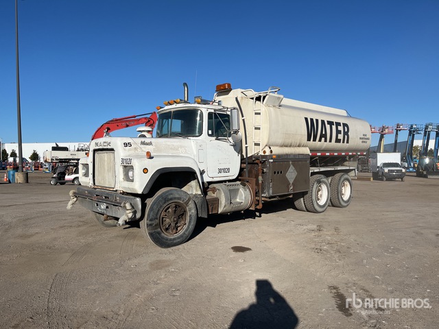 1988 Mack R688ST 13300 L 6x4 Camion cisterna de agua | Ritchie Bros ...