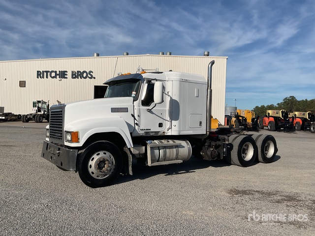 2015 Mack CHU613 6x4 Tracteur Routier Couchette | Ritchie Bros. Auctioneers