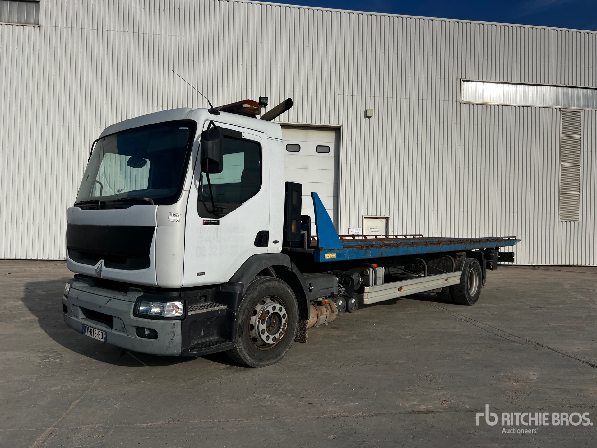 2001 Renault Premium 300 4x2 Camion à ridelles | Ritchie Bros. Auctioneers