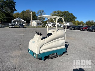 2005 Tennant 7200 Ride-On Floor Scrubber in Columbia, Missouri, United ...