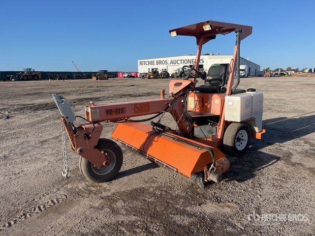 2011 Lay-Mor 8HC Self-Propelled Broom | Ritchie Bros. Auctioneers