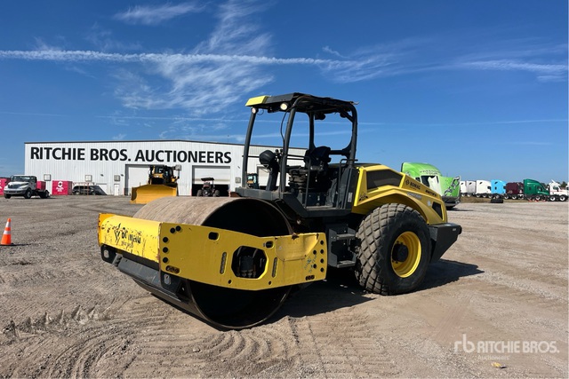 2017 Bomag BW211D-5 Smooth Drum Compactor | Ritchie Bros. Auctioneers