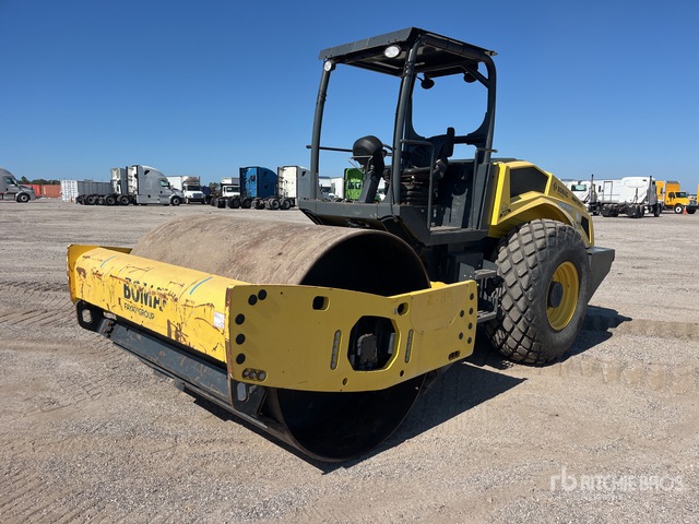 2017 Bomag BW211D-5 Smooth Drum Compactor | Ritchie Bros. Auctioneers