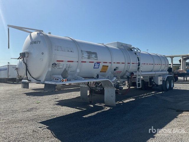 2000 Heil MC407 8400 gal T/A Tanker Trailer | Ritchie Bros. Auctioneers