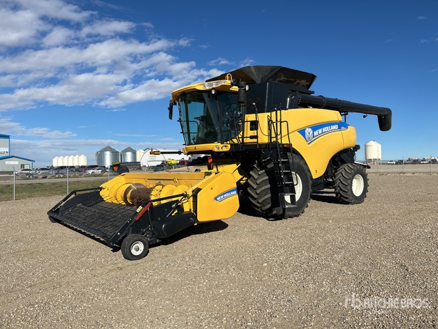 2014 New Holland CR8090 Combine Harvester | Ritchie Bros. Auctioneers