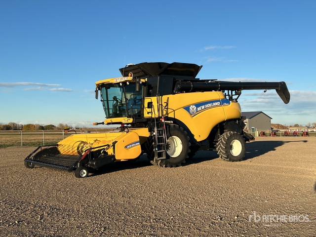 2014 New Holland CR8090 Combine Harvester | Ritchie Bros. Auctioneers