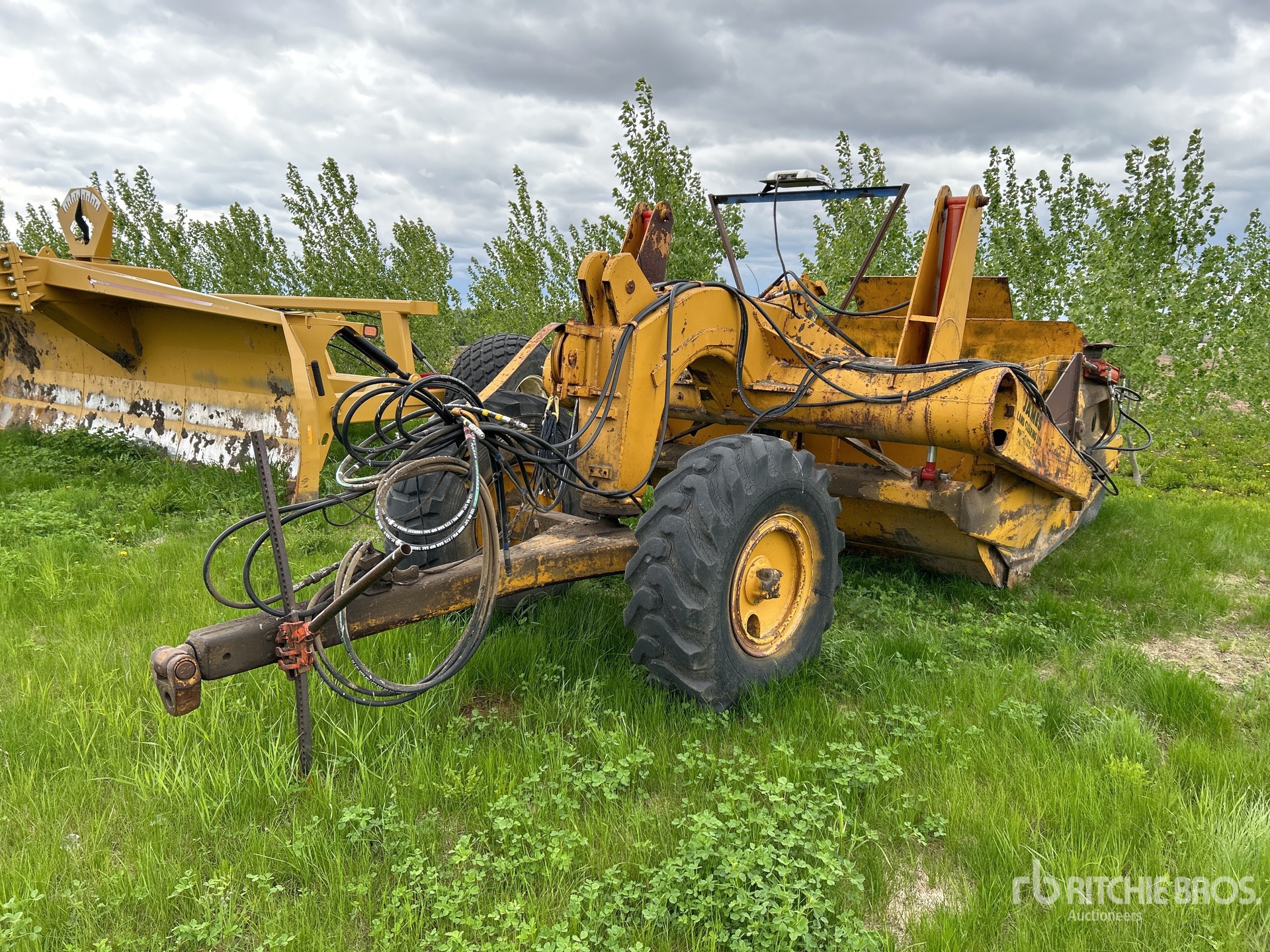 Cat 4 Tire Hydraulic Pull Scraper | Ritchie Bros. Auctioneers