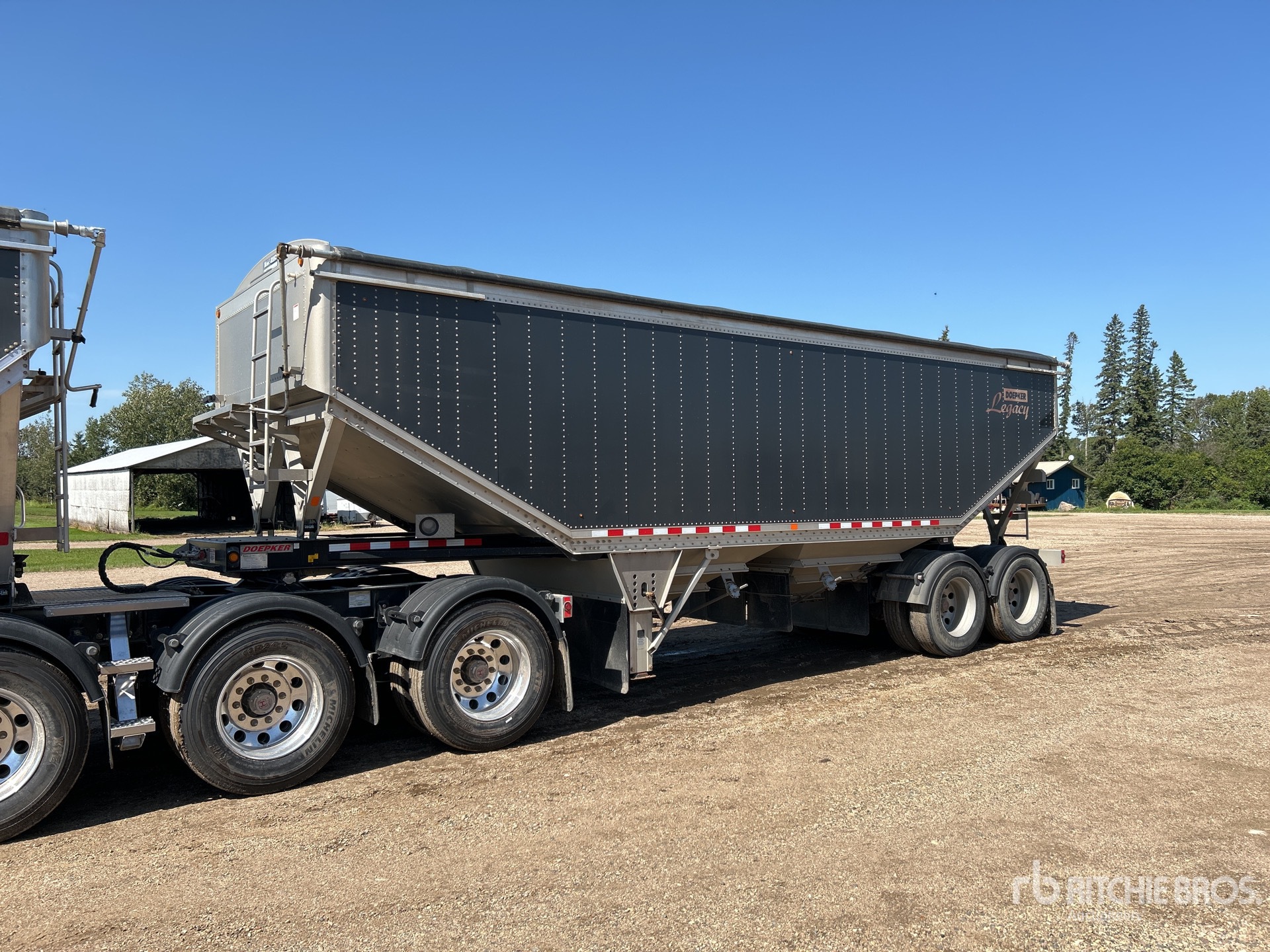 2022 Doepker 30 ft T/A Super B-Train Pup Grain Trailer | Ritchie Bros ...