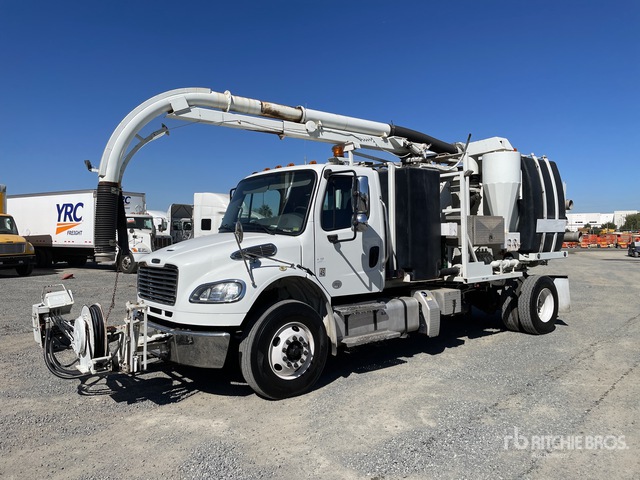 Super Products Camel 900 on 2016 Freightliner M2 106 4x2 下水工事用トラック ...
